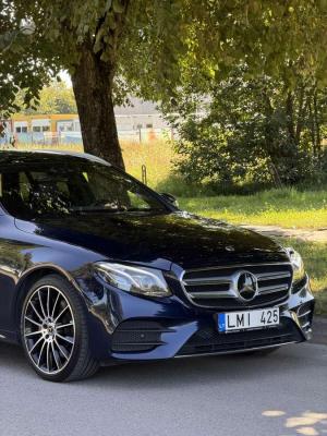 Синий Мерседес Е 400 2019 в Вильнюс, объемом двигателя 2.93 л и пробегом 178 тыс. км за 29600 €, фото 3 на AUTOMOTO.COM.LV