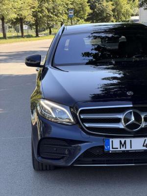Синий Мерседес Е 400 2019 в Вильнюс, объемом двигателя 2.93 л и пробегом 178 тыс. км за 29600 €, фото 6 на AUTOMOTO.COM.LV