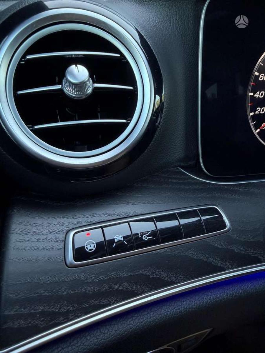 Синий Мерседес Е 400 2019 в Вильнюс, объемом двигателя 2.93 л и пробегом 178 тыс. км за 29600 €, фото 16 на AUTOMOTO.COM.LV
