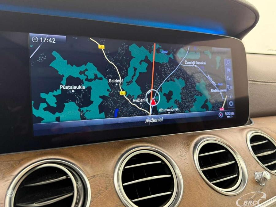 Brown Mercedes-Benz E 400 2017 in Vilnius, with an engine capacity of 3.50 L and mileage of 138 thousand km for 25500 €, photo 15 on AUTOMOTO.COM.LV