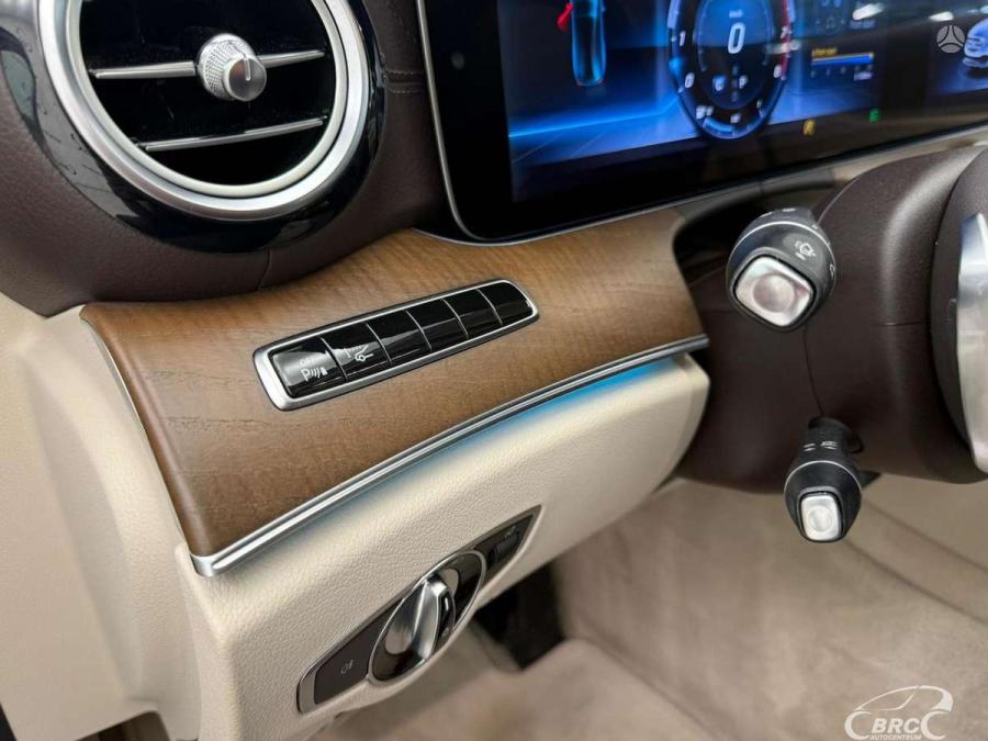 Brown Mercedes-Benz E 400 2017 in Vilnius, with an engine capacity of 3.50 L and mileage of 138 thousand km for 25500 €, photo 21 on AUTOMOTO.COM.LV