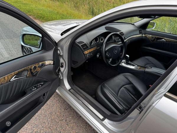 Серый Мерседес Е 400 2004 в Утена, объемом двигателя 3.99 л и пробегом 261 тыс. км за 5900 €, фото 10 на AUTOMOTO.COM.LV