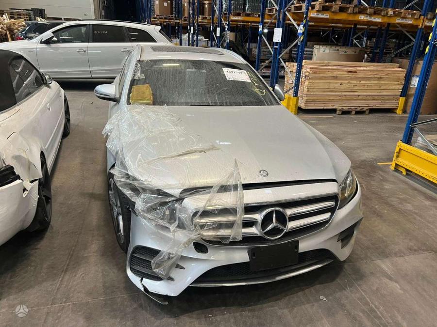 Pelēks Mercedes-Benz E 400 2016 Viļņa, ar dzinēja tilpumu 3.00 L un nobraukumu 151 tūkst. km par 14500 €, foto 1 vietnē AUTOMOTO.COM.LV