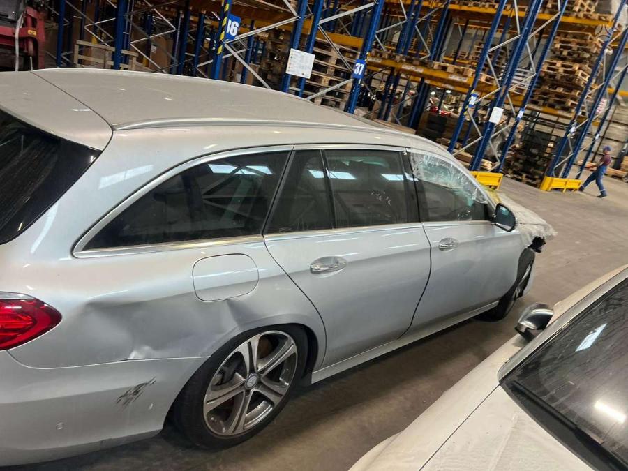 Pelēks Mercedes-Benz E 400 2016 Viļņa, ar dzinēja tilpumu 3.00 L un nobraukumu 151 tūkst. km par 14500 €, foto 6 vietnē AUTOMOTO.COM.LV