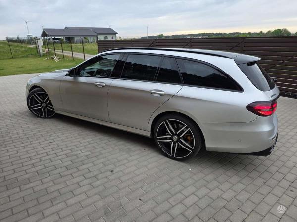 Grey Mercedes-Benz E 400 2017 in Kretinga, with an engine capacity of 3.00 L and mileage of 104 thousand km for 31999 €, photo 5 on AUTOMOTO.COM.LV