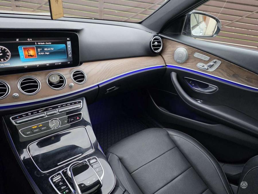 Pelēks Mercedes-Benz E 400 2017 Kretinga, ar dzinēja tilpumu 3.00 L un nobraukumu 104 tūkst. km par 31999 €, foto 21 vietnē AUTOMOTO.COM.LV