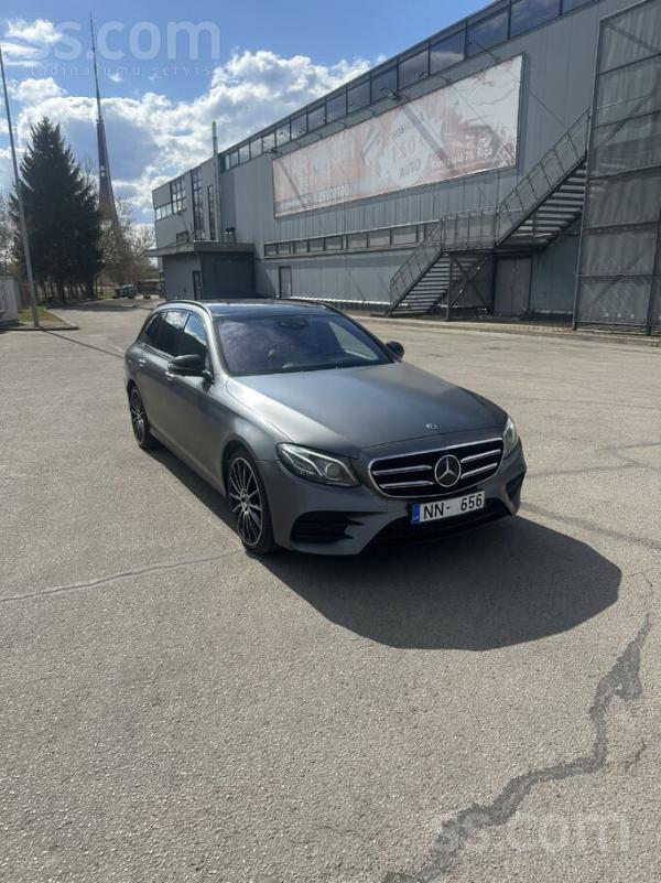 Серый Мерседес Е 400 2018 в Рига, объемом двигателя 3.50 л и пробегом 260 тыс. км за 25500 €, фото 2 на AUTOMOTO.COM.LV