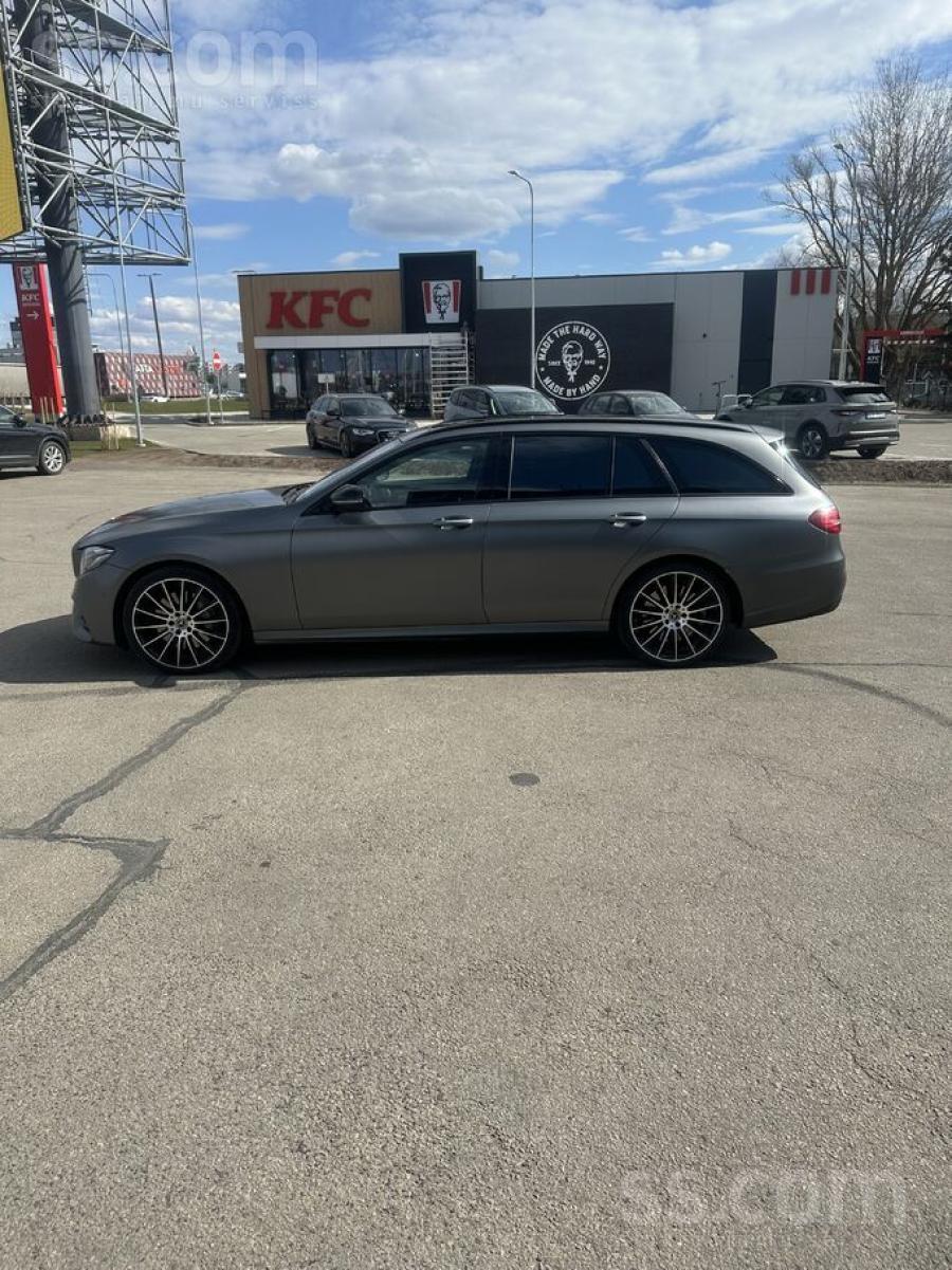 Grey Mercedes-Benz E 400 2018 in Riga, with an engine capacity of 3.50 L and mileage of 260 thousand km for 25500 €, photo 4 on AUTOMOTO.COM.LV