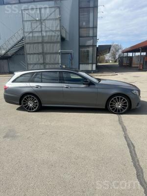 Grey Mercedes-Benz E 400 2018 in Riga, with an engine capacity of 3.50 L and mileage of 260 thousand km for 25500 €, photo 5 on AUTOMOTO.COM.LV