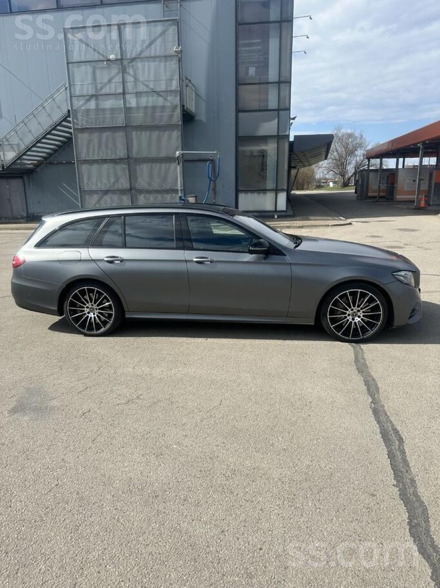 Grey Mercedes-Benz E 400 2018 in Riga, with an engine capacity of 3.50 L and mileage of 260 thousand km for 25500 €, photo 5 on AUTOMOTO.COM.LV