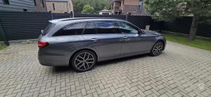 Grey Mercedes-Benz E 400 2021 in Vilnius, with an engine capacity of 3.00 L and mileage of 184 thousand km for 25800 €, photo 5 on AUTOMOTO.COM.LV