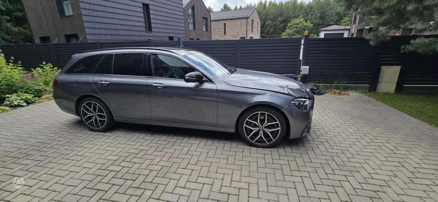 Grey Mercedes-Benz E 400 2021 in Vilnius, with an engine capacity of 3.00 L and mileage of 184 thousand km for 25800 €, photo 6 on AUTOMOTO.COM.LV
