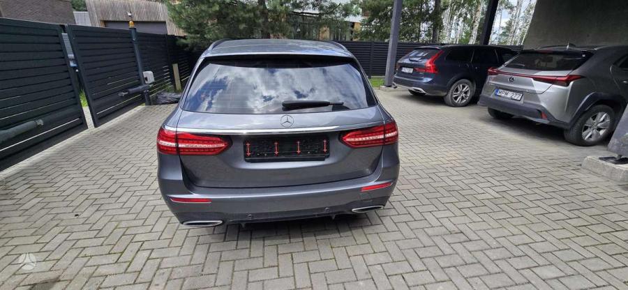 Grey Mercedes-Benz E 400 2021 in Vilnius, with an engine capacity of 3.00 L and mileage of 184 thousand km for 25800 €, photo 8 on AUTOMOTO.COM.LV