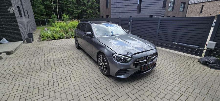 Grey Mercedes-Benz E 400 2021 in Vilnius, with an engine capacity of 3.00 L and mileage of 184 thousand km for 25800 €, photo 9 on AUTOMOTO.COM.LV