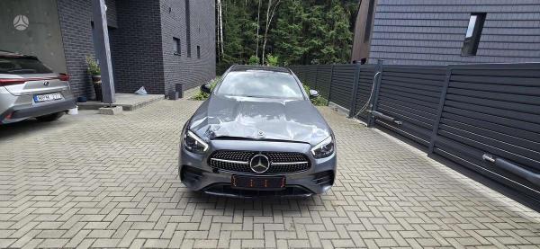 Grey Mercedes-Benz E 400 2021 in Vilnius, with an engine capacity of 3.00 L and mileage of 184 thousand km for 25800 €, photo 9 on AUTOMOTO.COM.LV