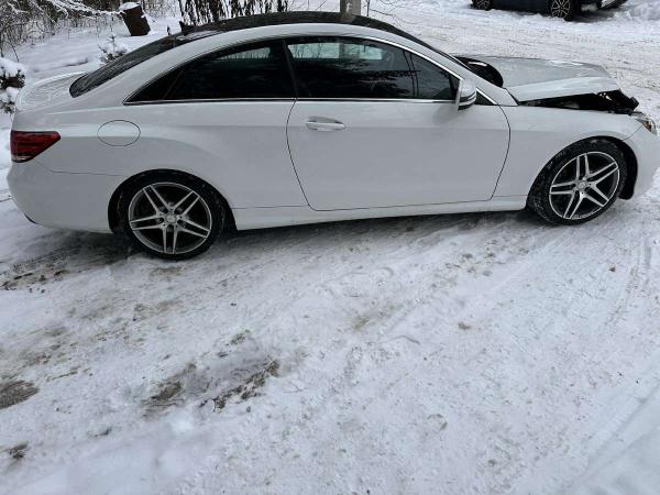 White Mercedes-Benz E 400 2016 in Vilnius, with an engine capacity of 3.00 L and mileage of 100 thousand km for 8100 €, photo 4 on AUTOMOTO.COM.LV