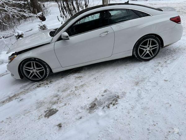 White Mercedes-Benz E 400 2016 in Vilnius, with an engine capacity of 3.00 L and mileage of 100 thousand km for 8100 €, photo 6 on AUTOMOTO.COM.LV