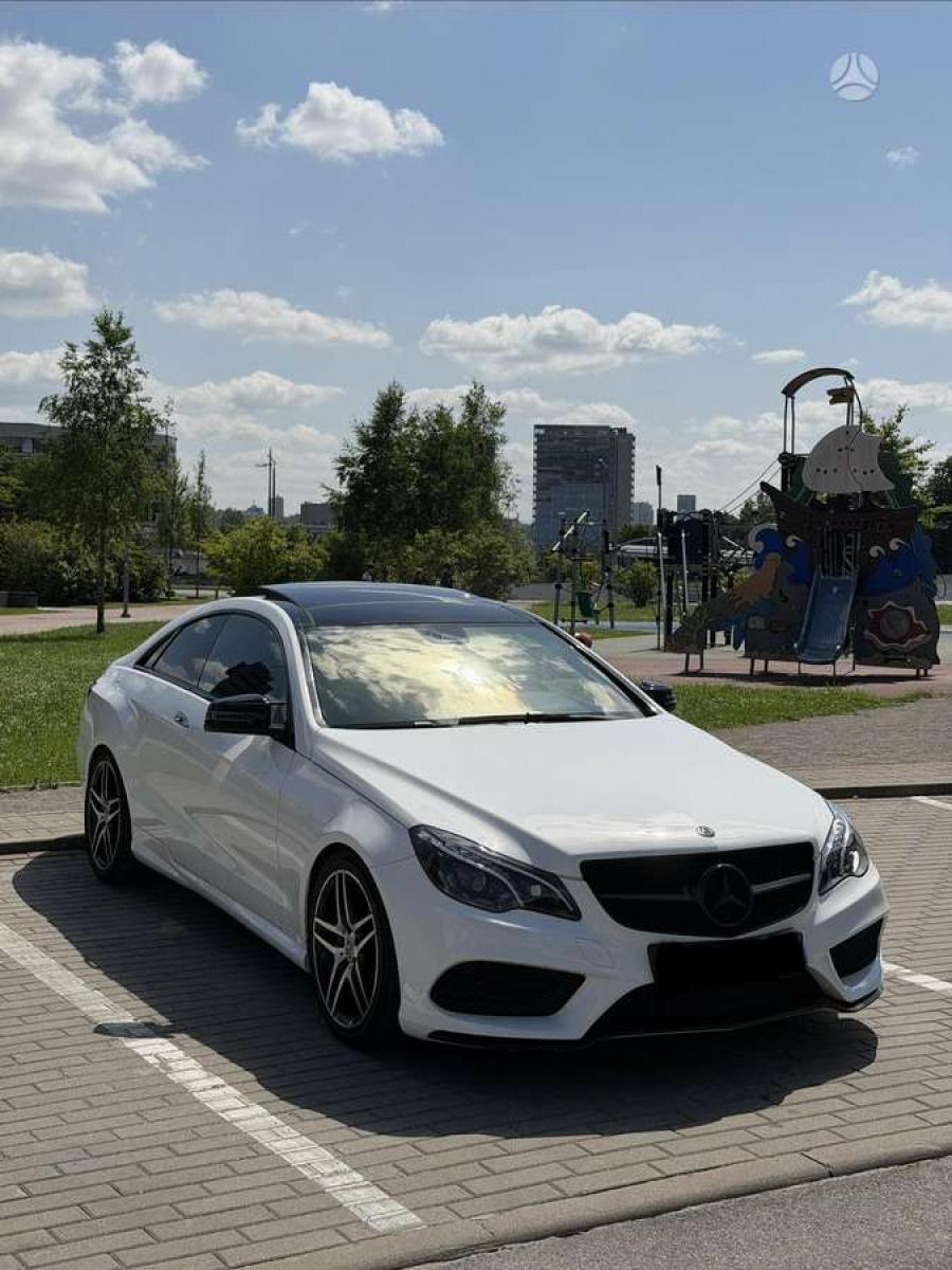 Белый Мерседес Е 400 2016 в Вильнюс, объемом двигателя 3.00 л и пробегом 186 тыс. км за 14800 €, фото 3 на AUTOMOTO.COM.LV