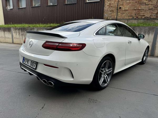 White Mercedes-Benz E 400 2017 in Siauliai, with an engine capacity of 3.00 L and mileage of 120 thousand km for 33000 €, photo 5 on AUTOMOTO.COM.LV