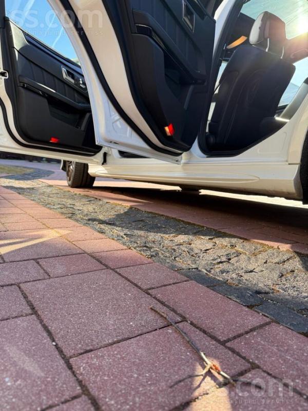 Mercedes-Benz E 400 2013 Rīga vietnē Balts Mercedes-Benz E 400 2013 Rīga, ar dzinēja tilpumu 3.00 L un nobraukumu 120 tūkst. km par 19450 €, foto 7 vietnē AUTOMOTO.COM.LV