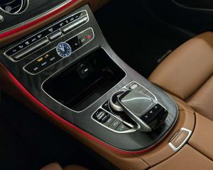 White Mercedes-Benz E 400 2019 in Marijampole, with an engine capacity of 2.93 L and mileage of 131 thousand km for 22999 €, photo 16 on AUTOMOTO.COM.LV