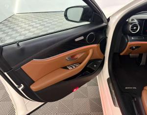 White Mercedes-Benz E 400 2019 in Marijampole, with an engine capacity of 2.93 L and mileage of 131 thousand km for 22999 €, photo 29 on AUTOMOTO.COM.LV