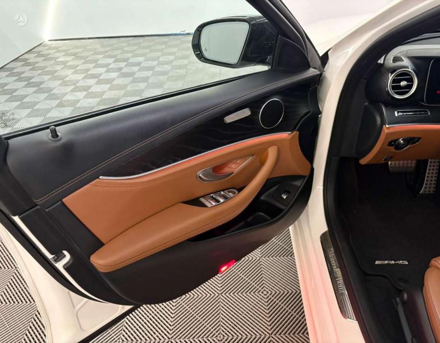 White Mercedes-Benz E 400 2019 in Marijampole, with an engine capacity of 2.93 L and mileage of 131 thousand km for 22999 €, photo 29 on AUTOMOTO.COM.LV