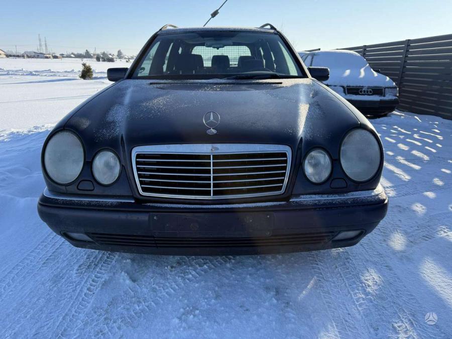 Violets Mercedes-Benz e-420 1996 Marijampole, ar dzinēja tilpumu 4.20 L un nobraukumu 290 tūkst. km par 2300 €, foto 1 vietnē AUTOMOTO.COM.LV