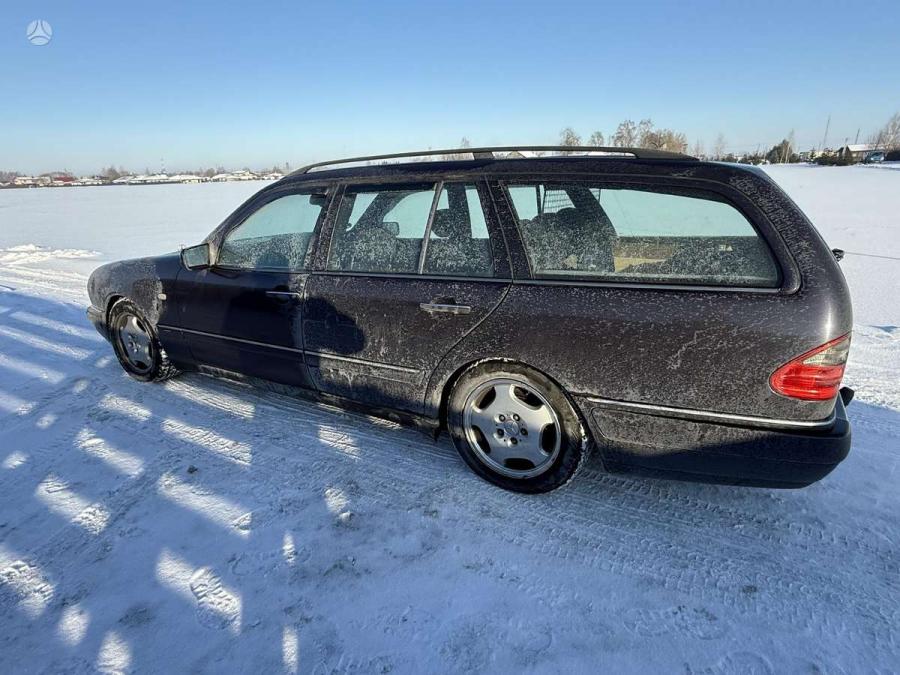 Violets Mercedes-Benz e-420 1996 Marijampole, ar dzinēja tilpumu 4.20 L un nobraukumu 290 tūkst. km par 2300 €, foto 3 vietnē AUTOMOTO.COM.LV