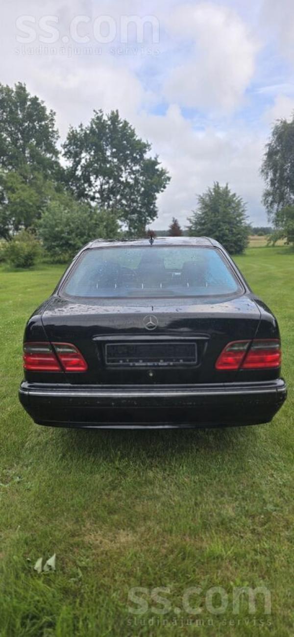 Black Mercedes-Benz e-430 2003 in Liepaja, with an engine capacity of 4.30 L and mileage of 291 thousand km for 3000 €, photo 4 on AUTOMOTO.COM.LV