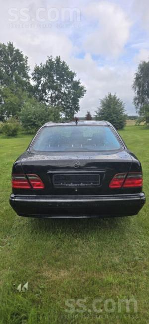 Black Mercedes-Benz e-430 2003 in Liepaja, with an engine capacity of 4.30 L and mileage of 291 thousand km for 3000 €, photo 5 on AUTOMOTO.COM.LV
