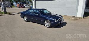 Zils Mercedes-Benz e-430 2001 Rīga, ar dzinēja tilpumu 4.30 L un nobraukumu 250 tūkst. km par 7000 €, foto  vietnē AUTOMOTO.COM.LV