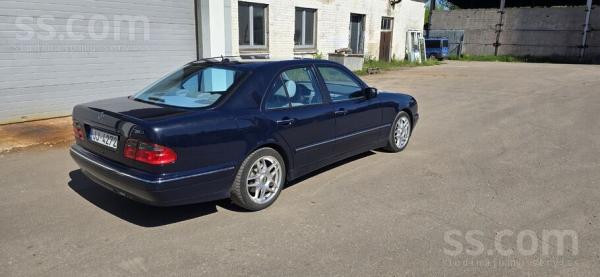 Zils Mercedes-Benz e-430 2001 Rīga, ar dzinēja tilpumu 4.30 L un nobraukumu 250 tūkst. km par 7000 €, foto 3 vietnē AUTOMOTO.COM.LV