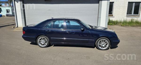 Zils Mercedes-Benz e-430 2001 Rīga, ar dzinēja tilpumu 4.30 L un nobraukumu 250 tūkst. km par 7000 €, foto 4 vietnē AUTOMOTO.COM.LV