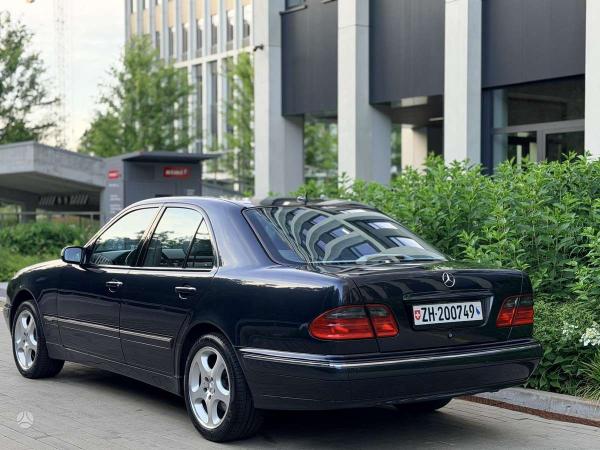 Pelēks Mercedes-Benz e-430 1999 Viļņa, ar dzinēja tilpumu 4.27 L un nobraukumu 315 tūkst. km par 6450 €, foto 4 vietnē AUTOMOTO.COM.LV