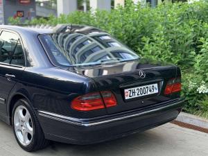 Pelēks Mercedes-Benz e-430 1999 Viļņa, ar dzinēja tilpumu 4.27 L un nobraukumu 315 tūkst. km par 6450 €, foto 6 vietnē AUTOMOTO.COM.LV