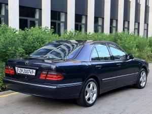 Pelēks Mercedes-Benz e-430 1999 Viļņa, ar dzinēja tilpumu 4.27 L un nobraukumu 315 tūkst. km par 6450 €, foto 11 vietnē AUTOMOTO.COM.LV