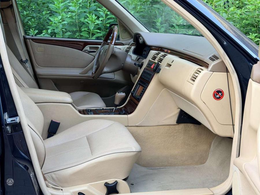 Pelēks Mercedes-Benz e-430 1999 Viļņa, ar dzinēja tilpumu 4.27 L un nobraukumu 315 tūkst. km par 6450 €, foto 16 vietnē AUTOMOTO.COM.LV