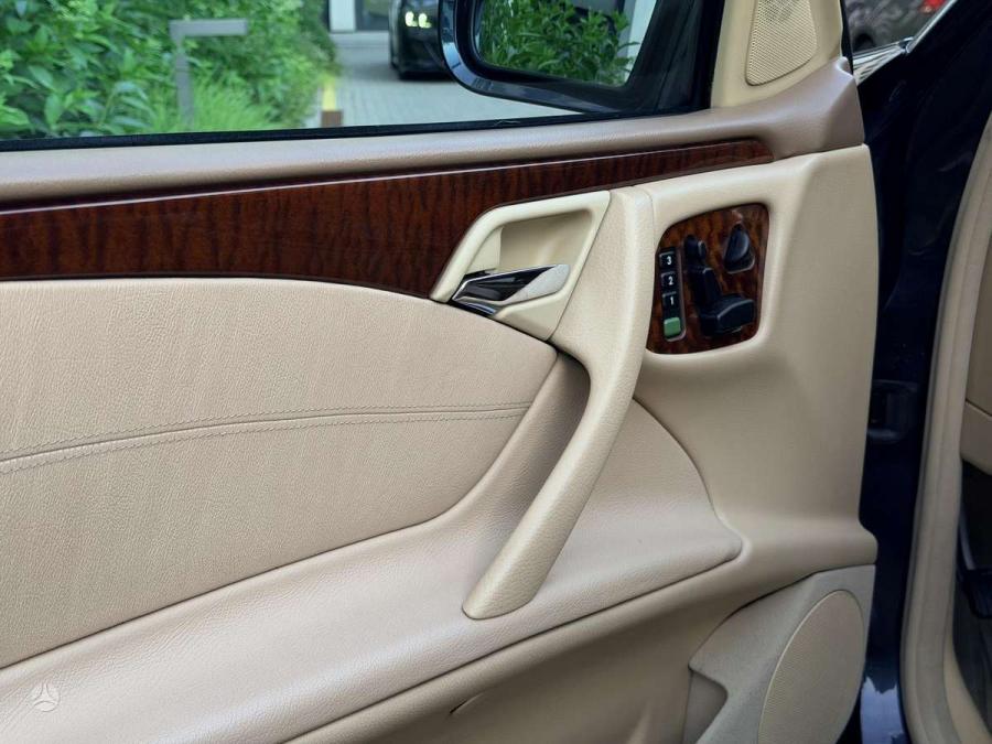 Pelēks Mercedes-Benz e-430 1999 Viļņa, ar dzinēja tilpumu 4.27 L un nobraukumu 315 tūkst. km par 6450 €, foto 27 vietnē AUTOMOTO.COM.LV