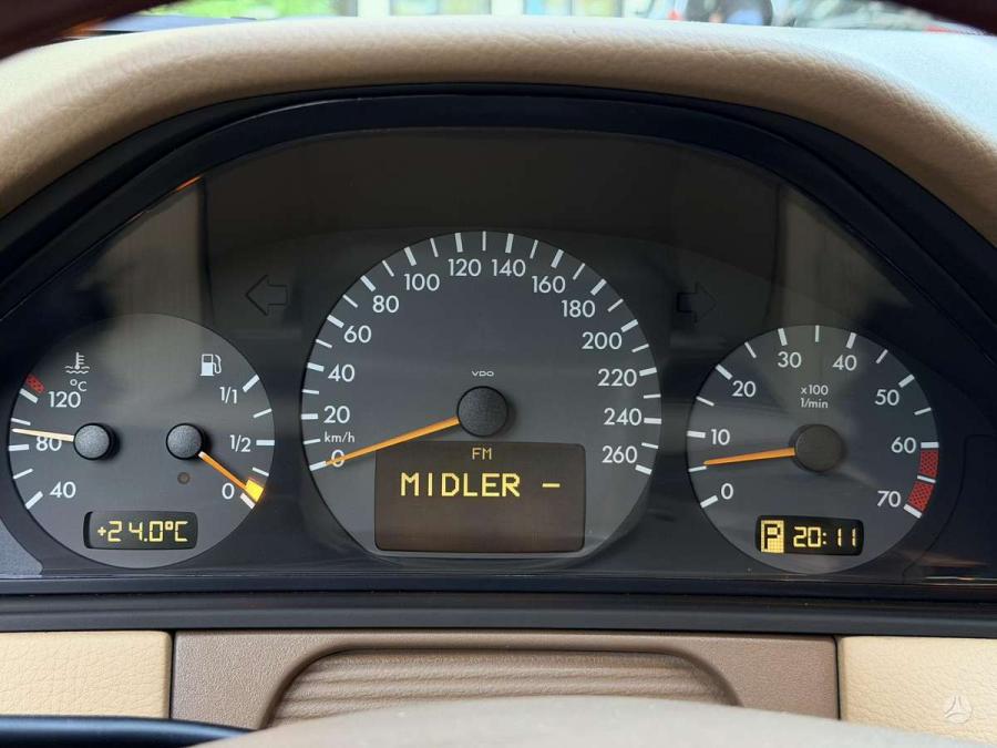 Pelēks Mercedes-Benz e-430 1999 Viļņa, ar dzinēja tilpumu 4.27 L un nobraukumu 315 tūkst. km par 6450 €, foto 33 vietnē AUTOMOTO.COM.LV