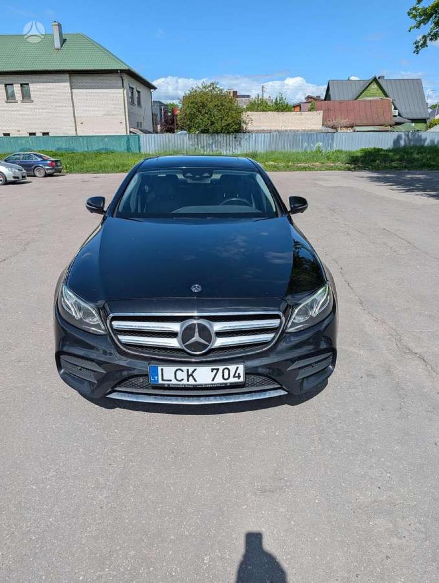 Black Mercedes-Benz E 450 2019 in Kaunas, with an engine capacity of 3.00 L and mileage of 220 thousand km for 30500 €, photo 3 on AUTOMOTO.COM.LV