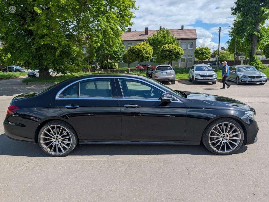 Black Mercedes-Benz E 450 2019 in Kaunas, with an engine capacity of 3.00 L and mileage of 220 thousand km for 30500 €, photo 5 on AUTOMOTO.COM.LV