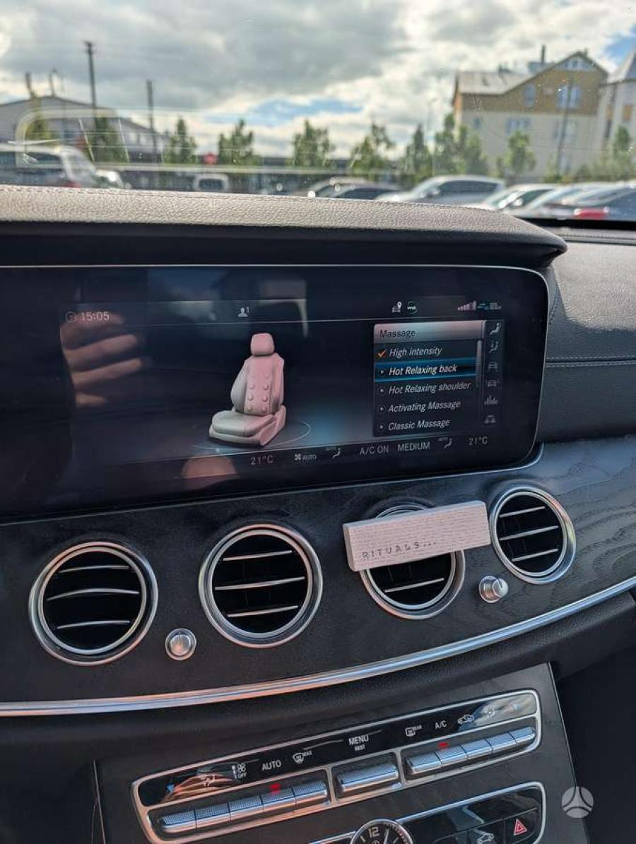 Black Mercedes-Benz E 450 2019 in Kaunas, with an engine capacity of 3.00 L and mileage of 220 thousand km for 30500 €, photo 13 on AUTOMOTO.COM.LV