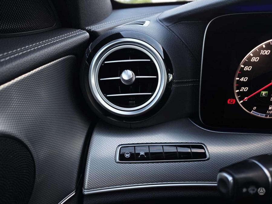 Pelēks Mercedes-Benz E 450 2018 Šauļi, ar dzinēja tilpumu 3.00 L un nobraukumu 140 tūkst. km par 26399 €, foto 22 vietnē AUTOMOTO.COM.LV