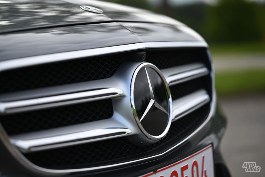 Pelēks Mercedes-Benz E 450 2018 Šauļi, ar dzinēja tilpumu 3.00 L un nobraukumu 140 tūkst. km par 24930 €, foto 7 vietnē AUTOMOTO.COM.LV