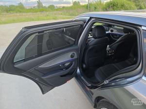 Pelēks Mercedes-Benz E 450 2018 Šauļi, ar dzinēja tilpumu 3.00 L un nobraukumu 140 tūkst. km par 24930 €, foto 18 vietnē AUTOMOTO.COM.LV