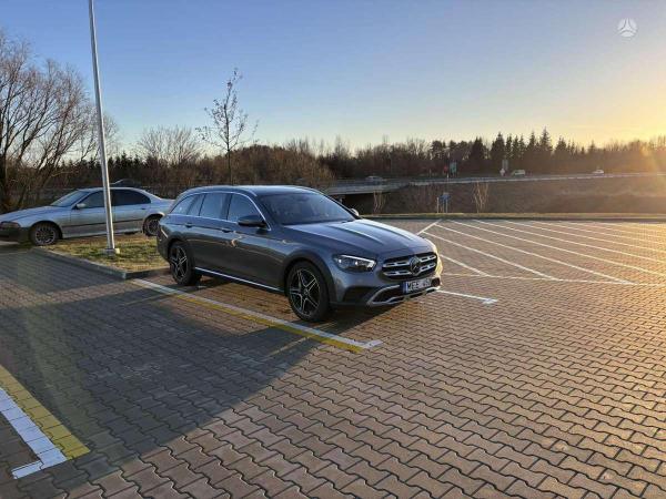 Grey Mercedes-Benz E 450 2021 in Kaunas, with an engine capacity of 3.00 L and mileage of 72 thousand km for 35900 €, photo 2 on AUTOMOTO.COM.LV