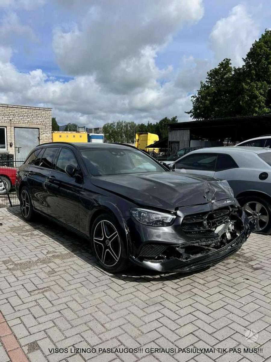 Grey Mercedes-Benz E 450 2021 in Kretinga, with an engine capacity of 3.00 L and mileage of 103 thousand km for 22999 €, photo 1 on AUTOMOTO.COM.LV