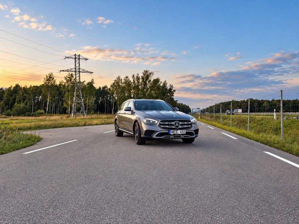 Grey Mercedes-Benz E 450 2021 in Kaunas, with an engine capacity of 3.00 L and mileage of 77 thousand km for 32900 €, photo 8 on AUTOMOTO.COM.LV