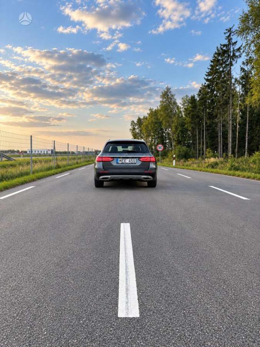 Grey Mercedes-Benz E 450 2021 in Kaunas, with an engine capacity of 3.00 L and mileage of 77 thousand km for 32900 €, photo 12 on AUTOMOTO.COM.LV